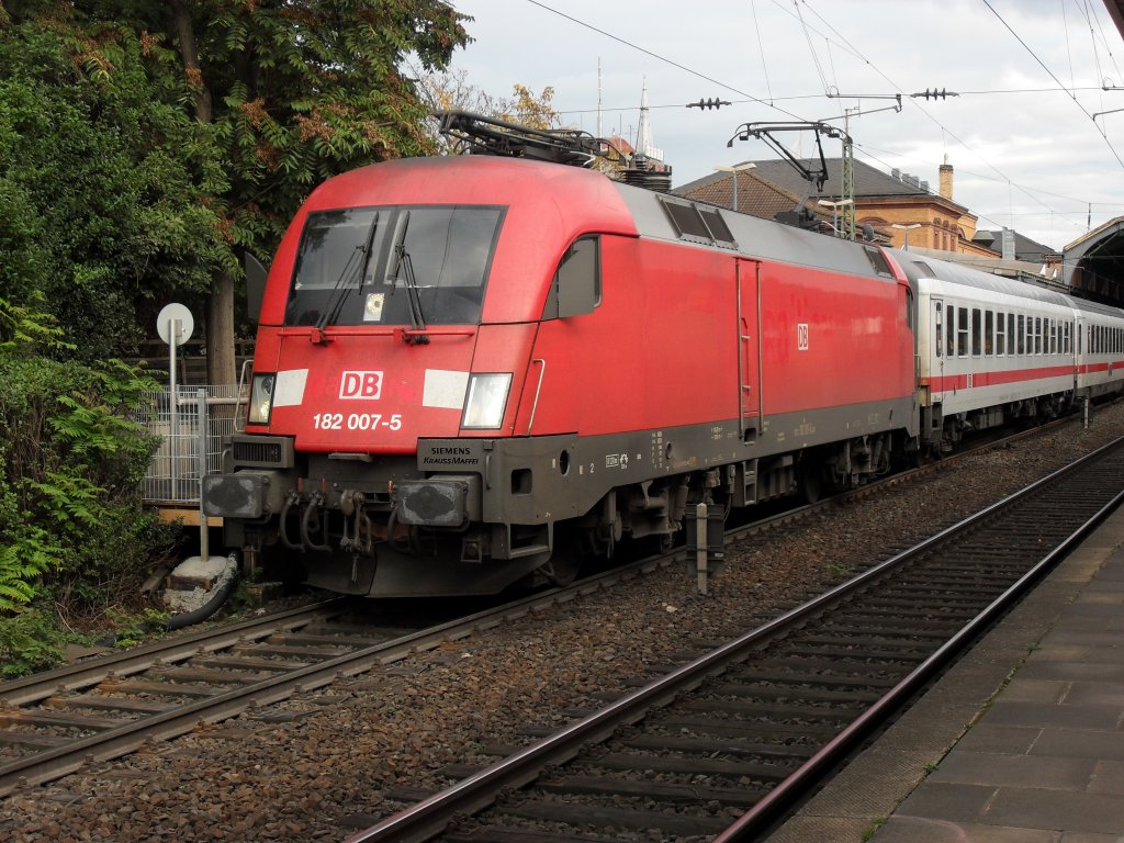DB Taurus 182 007-5 mit IC 2022 im Bonner Hbf am 5.10.10 - Bahnbilder.de
