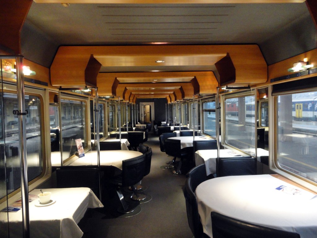 SBB Restaurant in einem noch nicht revidierten Speisewagen. Aufgenommen wurde der noch leere ...