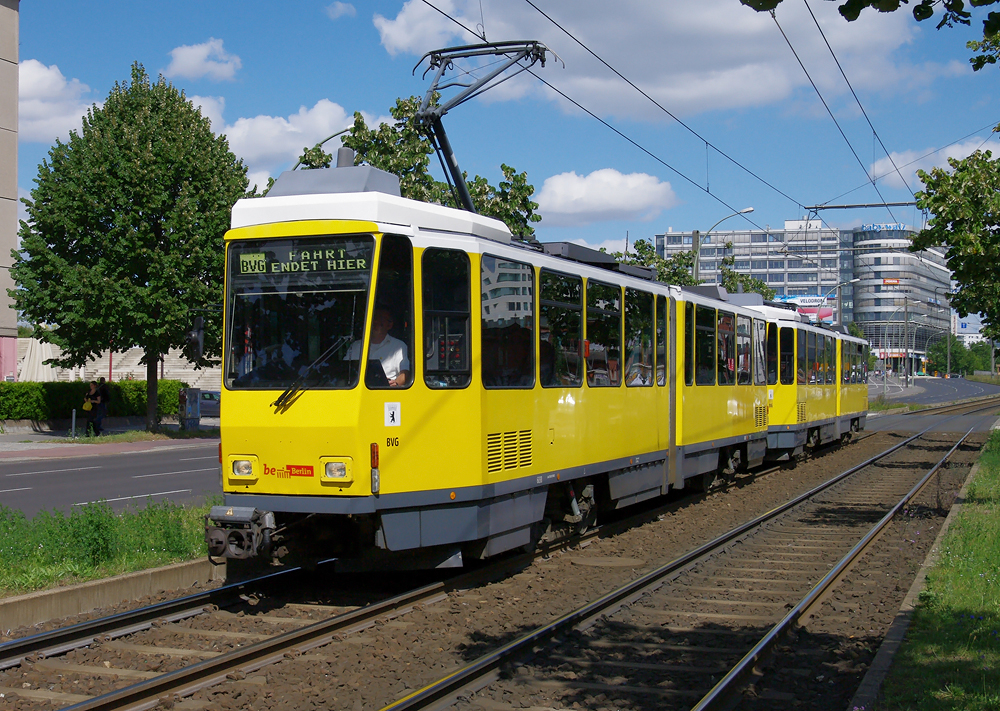 Tatra KT4D aufgenommen am 14.08.2012 in der Landsberger Allee unweit des Veledoroms. - Bahnbilder.de