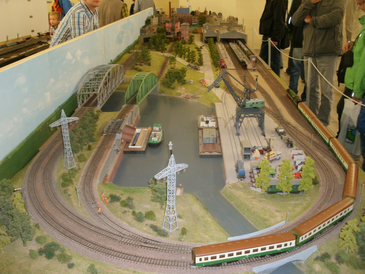 Die H0-Anlage vom Greifswalder Modellbahnclub,am 12.Oktober 2013,in Stralsund. - Bahnbilder.de