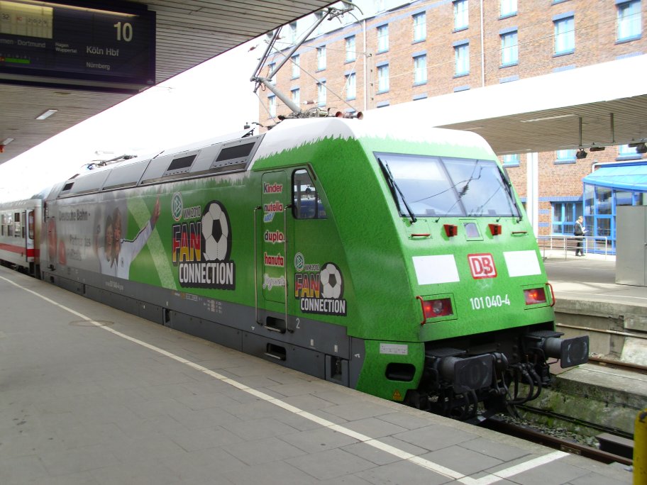101 040-4 mit dem IC 2029 am 31.03.2010 kurz vor der Abfahrt in HH-Altona - Bahnbilder.de