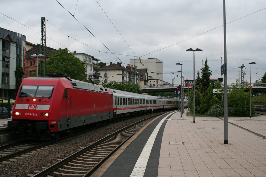 101 045-3 mit einem IC Richtung Norden am 22.05.13 bei der Druchfahrt in Worms Hbf - Bahnbilder.de
