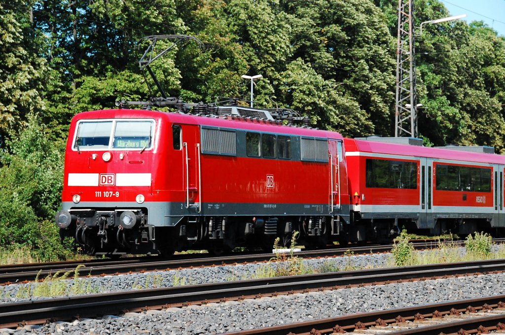 111 107-9 zieht am 22.06.2012 ihren Zug durch Neustadt Aisch nach Würzburg Hbf - Bahnbilder.de