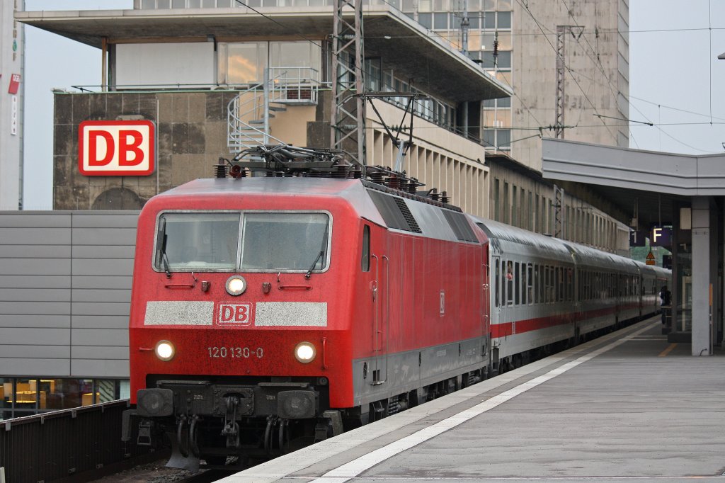 120 130 am 1.5.12 mit einem IC beim Halt in Essen Hbf - Bahnbilder.de