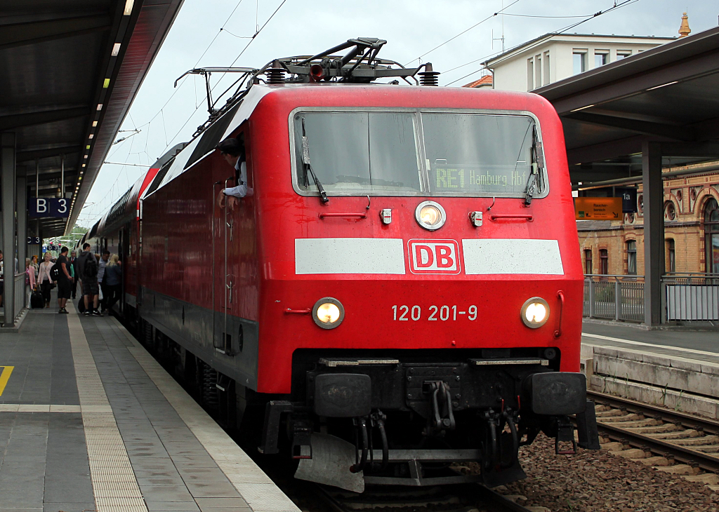120 201-9 mit RE 1 (RE 4310) von Rostock Hbf nach Hamburg Hbf in Schwerin Hbf am 24.06.2013 ...