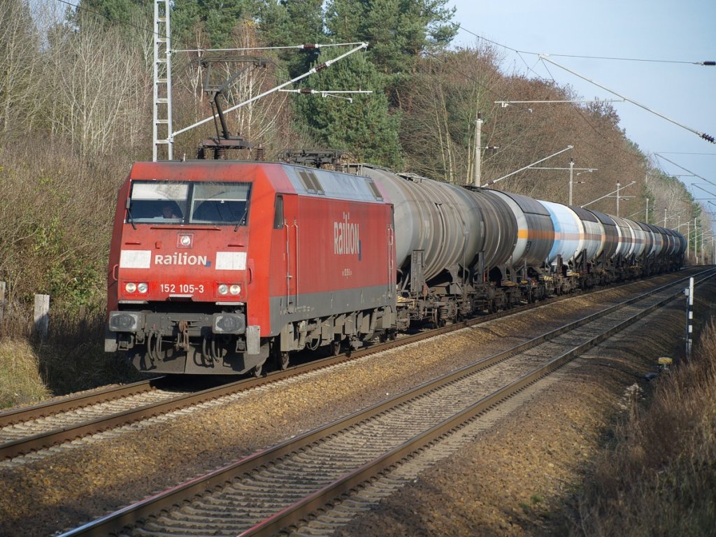 152 105-3 am 16.11.2011 mit einer Hand voll Kesselwagen unterwegs - Bahnbilder.de