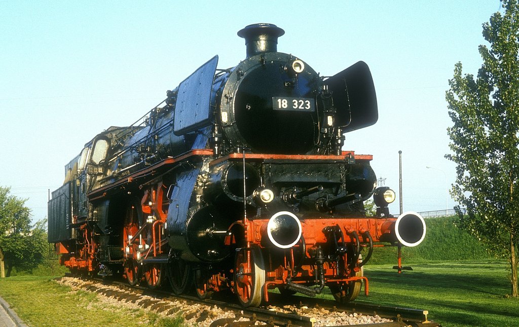 18 323 Offenburg 01.05.75 - Bahnbilder.de