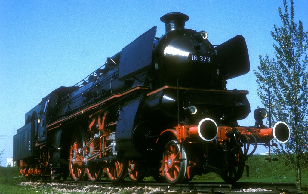 18 323 Offenburg 27.04.75 - Bahnbilder.de