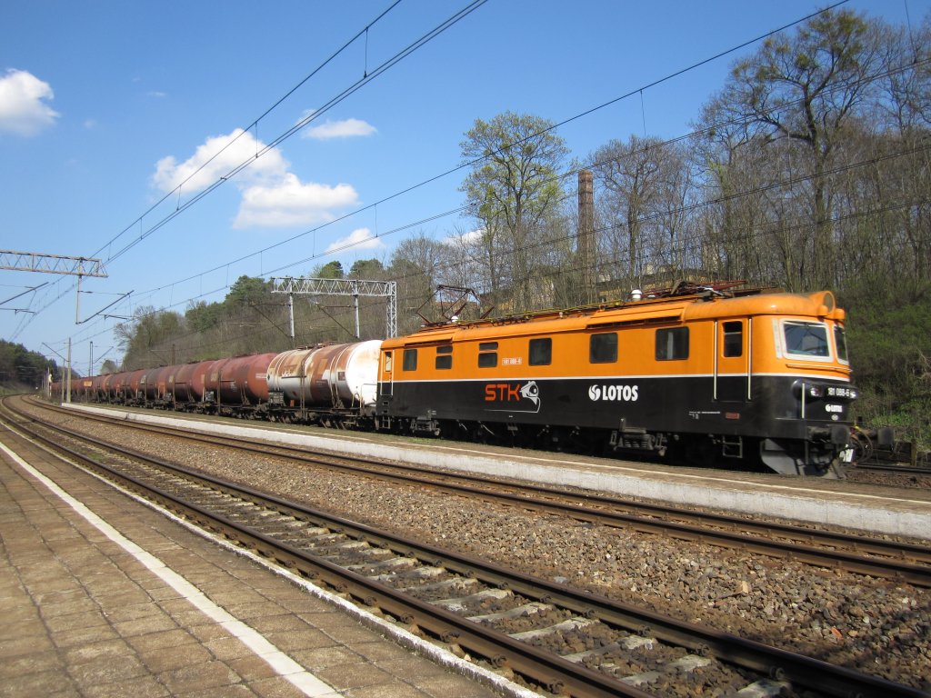 181 088-6 fährt mit einem Kesselzug am 18.04.2010 durch Bydgoszcz Rynkowo - Bahnbilder.de