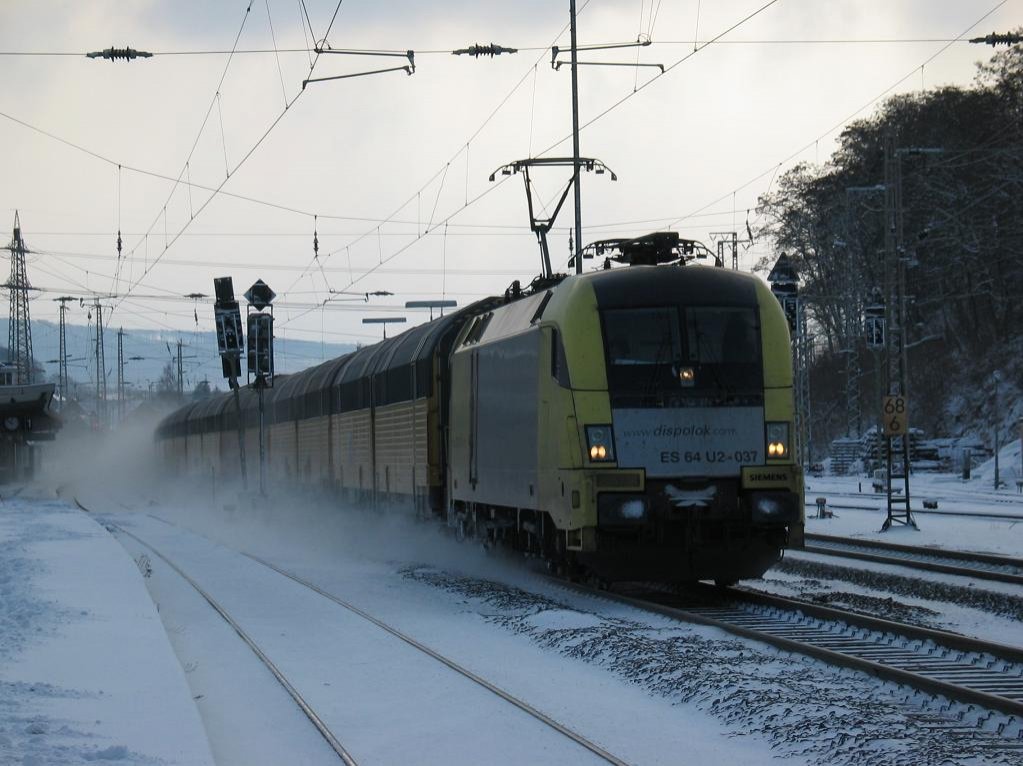 182 537 fuhr am 6. März 2010 mit einem Autozug von ARS-Altmann durch den Bahnhof von Kreiensen ...