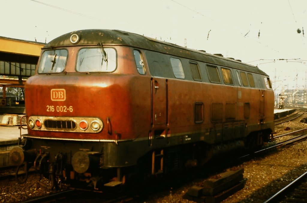 216 002 Mitte der 1970er Jahre in Essen Hbf. - Bahnbilder.de