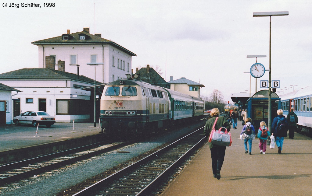 218 216 hält im April 98 mit einer kurzen Regionalbahn in Marktredwitz auf Gleis 1. Am rechten ...