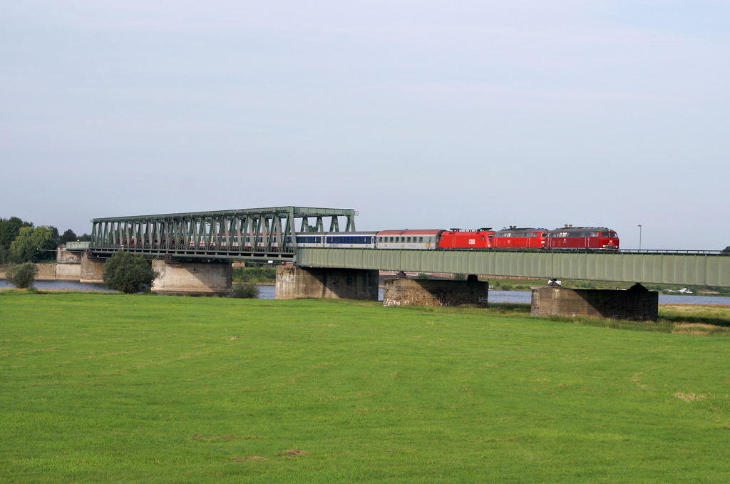 218 387 und 218 341 am 21.07.2011 mit EN 490 nach Hamburg-Altona auf der Elbbrücke von Lauenburg ...