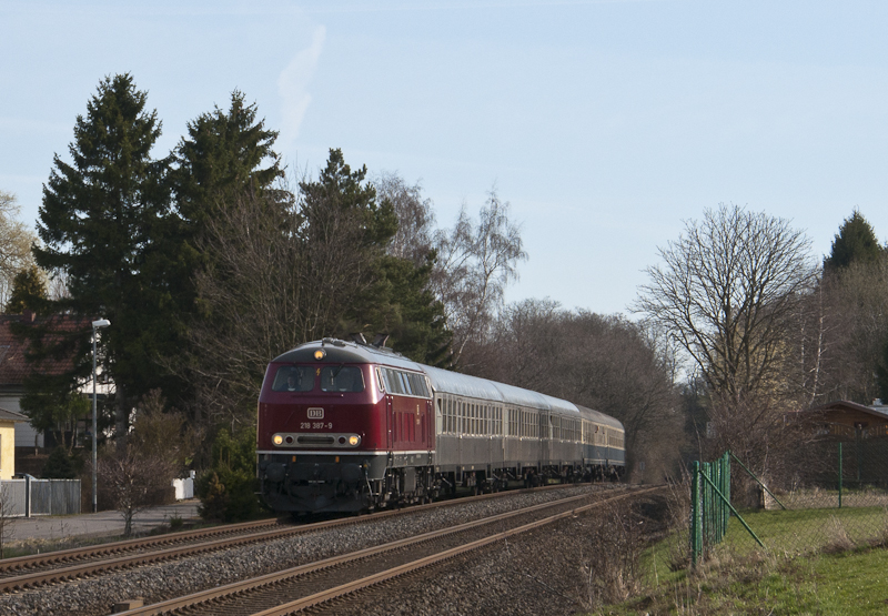 218 387-9 mit RE 12077 (Köln Deutz - Trier Hbf) am 5. April 2010 in Kall - Bahnbilder.de