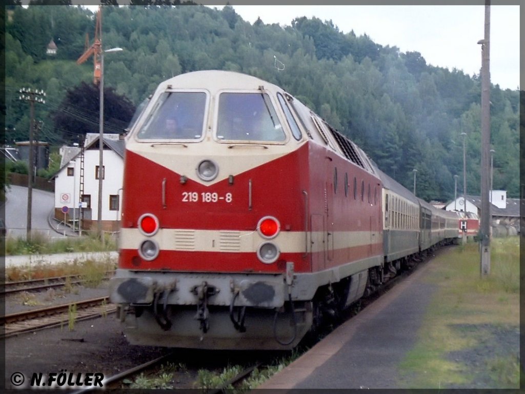 219 189 als Schlußlok am verstärkten Personenzug nach Sonneberg am 16.August 1996 in Steinach ...