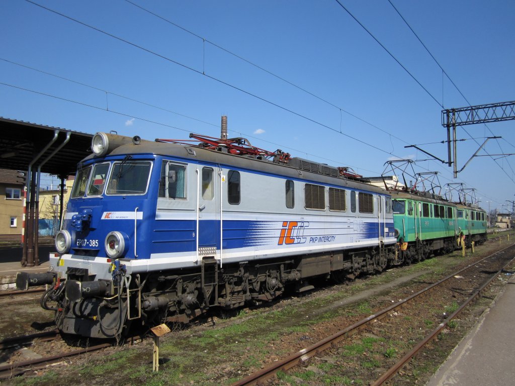 Als erste steht EP07-385 am 18.04.2010 im Hauptbahnhof Bydgoszcz - Bahnbilder.de