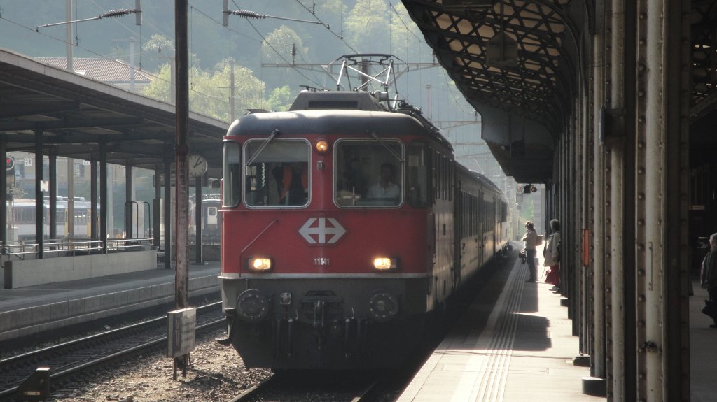 Am 14.10.10 zeigt sich die Re 4/4" 11141 mit einem IR nach Basel im sonnigen Bellinzona ...