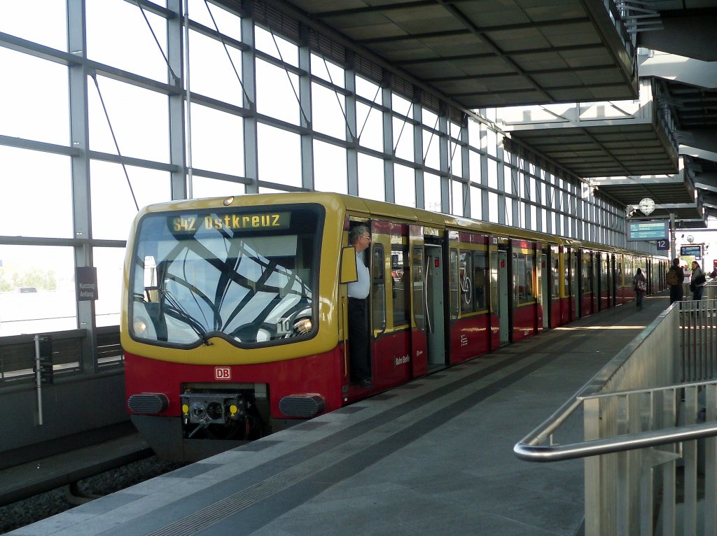 Auf der unterbrochenen Ringbahn entgegen dem Uhrzeigersinn unterwegs, die S-Bahn 481-482 auf der ...