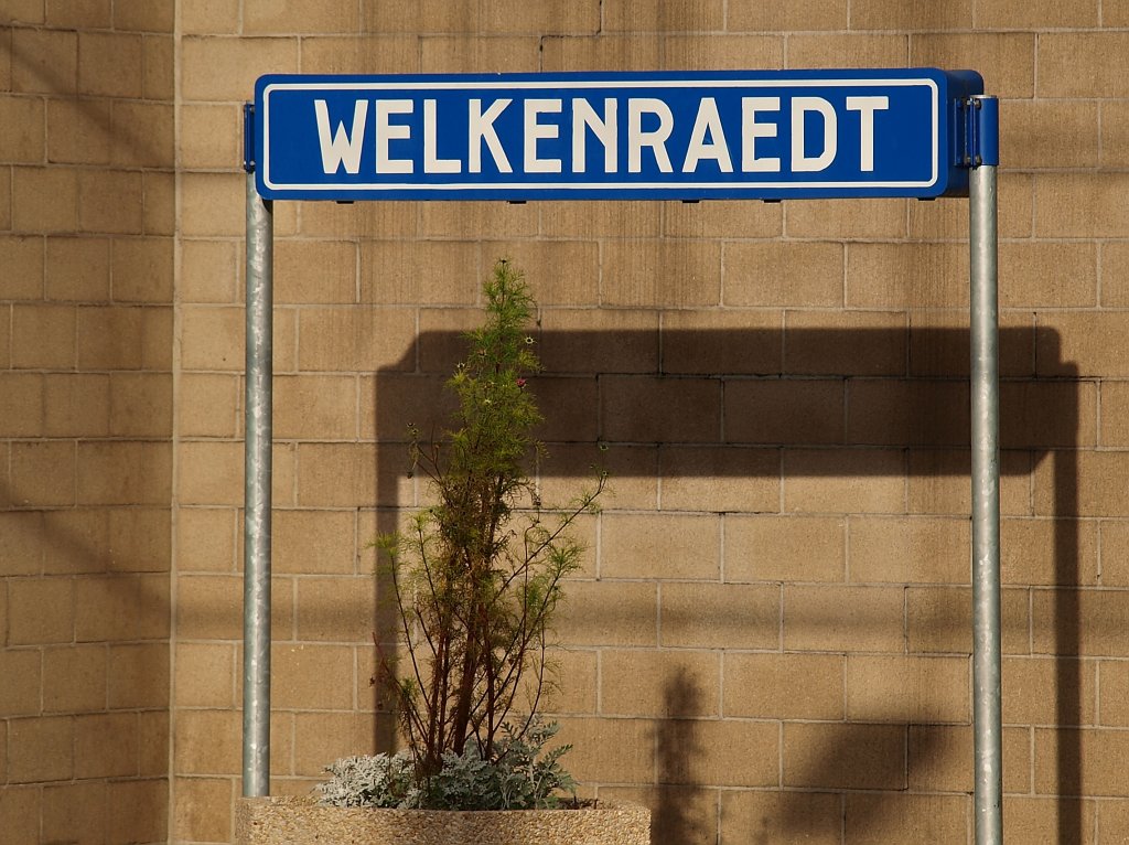 Bahnhofschild in Welkenraedt. - Bahnbilder.de