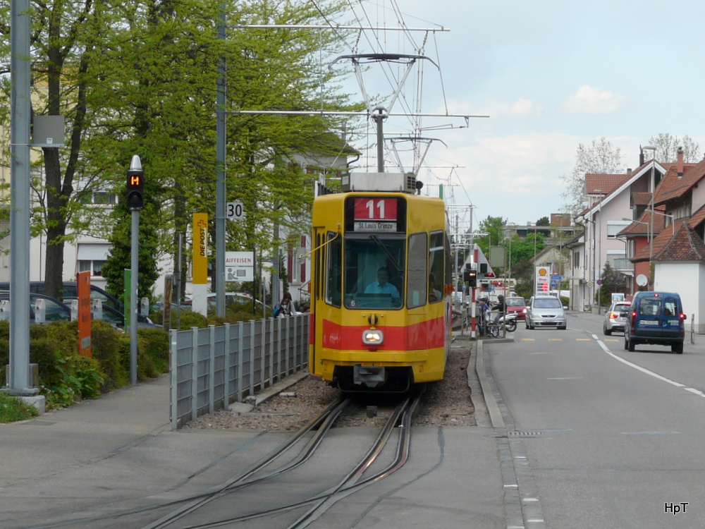 BLT - Tram Be 4/8 221 unterwegs auf der Linie 11 in Aesch am 04.05.2012 - Bahnbilder.de