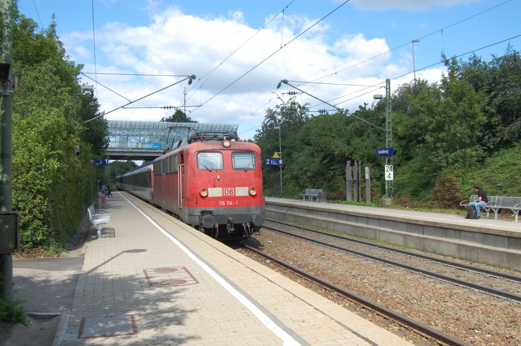 BR 115 114-1 fährt am 22. Juli 2012 durch den Bahnhof Goldberg in ...