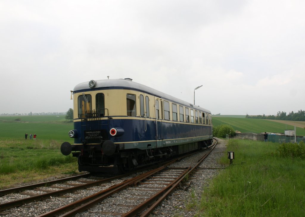 BR 5042 bei der Ausfahrt aus Ernstbrunn - Bahnbilder.de