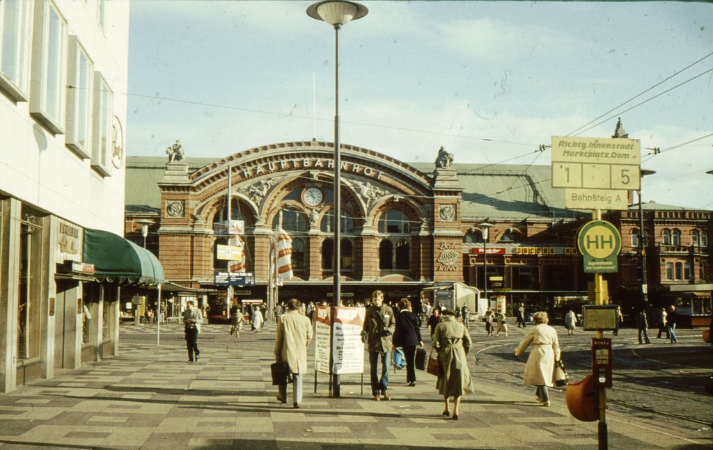 Bremen Hauptbahnhof, Vorderansicht (1980) - Bahnbilder.de