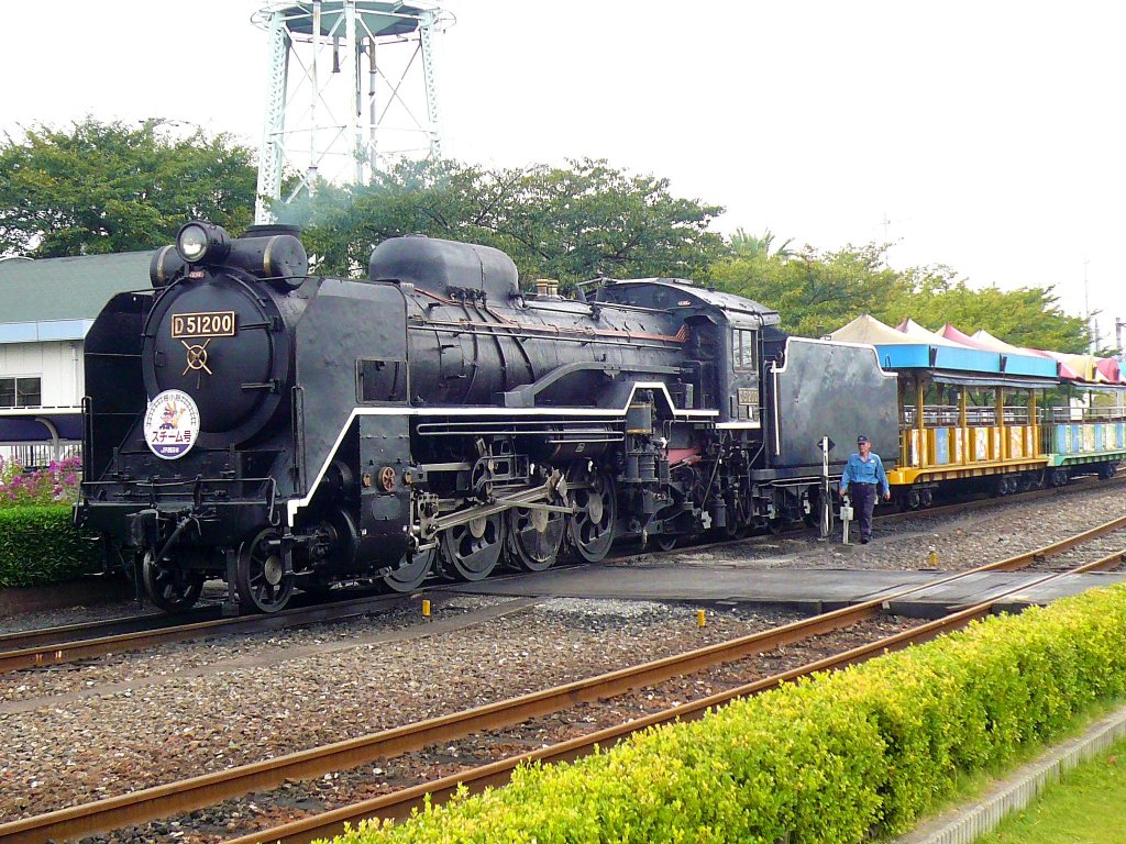 D51 - die Lok D51 200 wurde 1938 gebaut und steht hier mit ihren beiden Wagen im Dampflokmuseum ...
