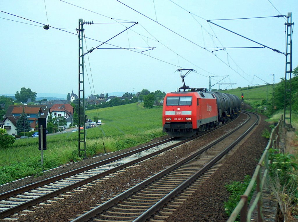 DB Cargo 152 045-1 mit einem Kesselwagenzug Richtung Wiesbaden, bei Hattenheim; 27.05.2008 ...