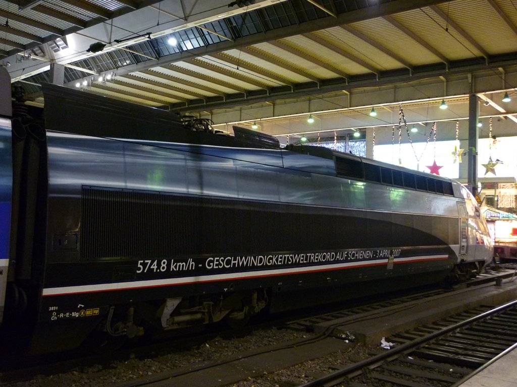 Den Triebkopf des TGV POS 4402 von hinten her gesehen mit 574,8 km/h Geschwindigkeitsweltrekord ...