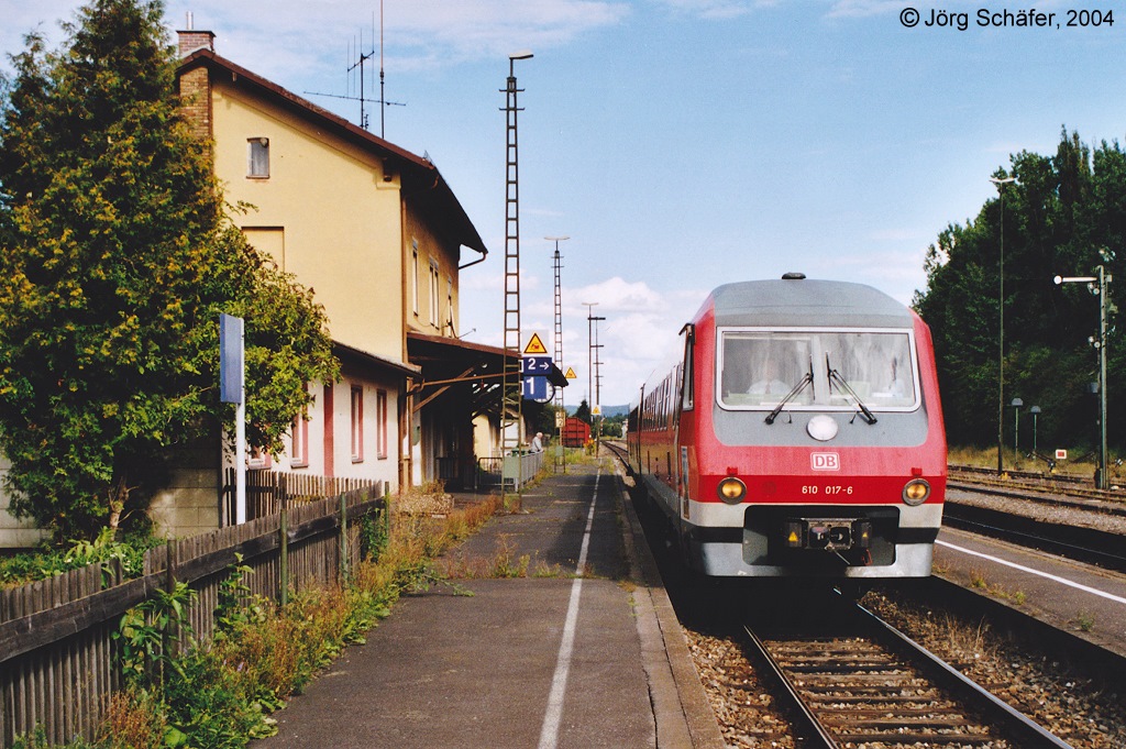Der „Pendolino“ 610 017 hält als RE nach Nürnberg in Sulzbach-Rosenberg Hütte - Bahnbilder.de