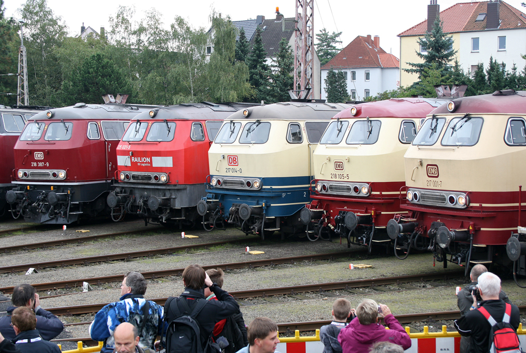 Die 218 387-9 steht gemeinsam mit 225 021-5, 217 014-0, 218 105-5 & 217 001-7 zur Ausstellung im ...
