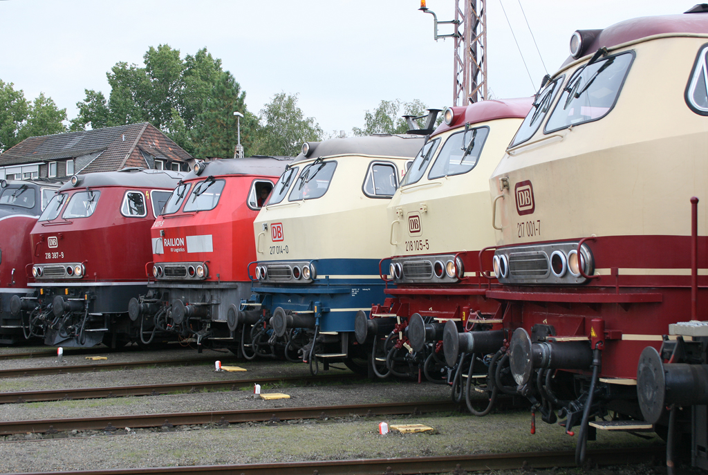 Die 218 387-9 steht gemeinsam mit 225 021-5, 217 014-0, 218 105-5 & 217 001-7 zur Ausstellung im ...