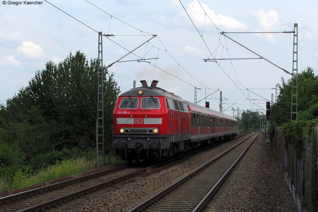 Die 218 480-2 zieht am 07.06.2011 den RE 28026 nach Neustadt (Weinstraße) Hbf - Bahnbilder.de