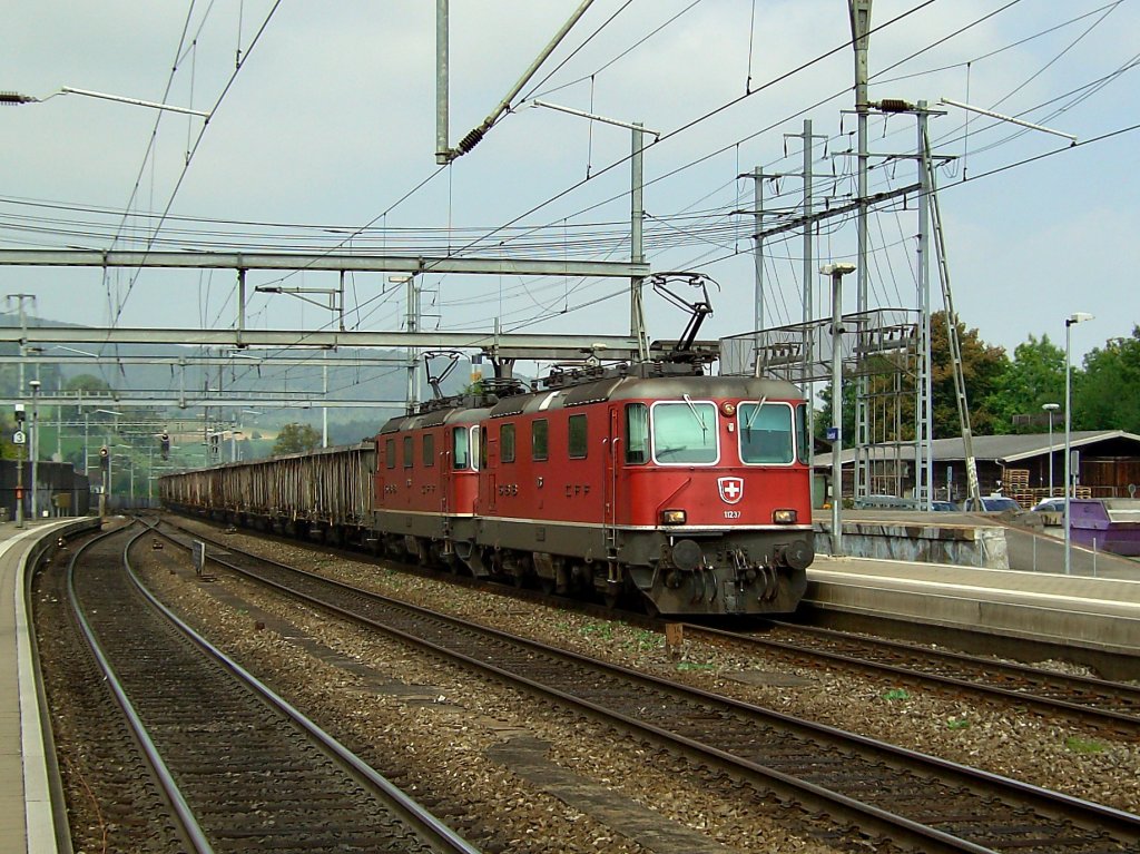 Die Re 4/4 11237 und eine Weitere mit einem Eaos Ganzzug am 29.08.2008 bei der Durchfahrt in ...