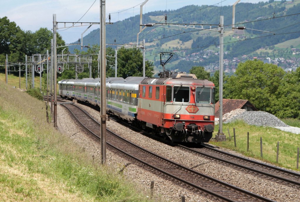 Die Swiss Express Re 4/4 II 11109 mit dem Voralpen Express bei Immensee am 13.06.2013 ...