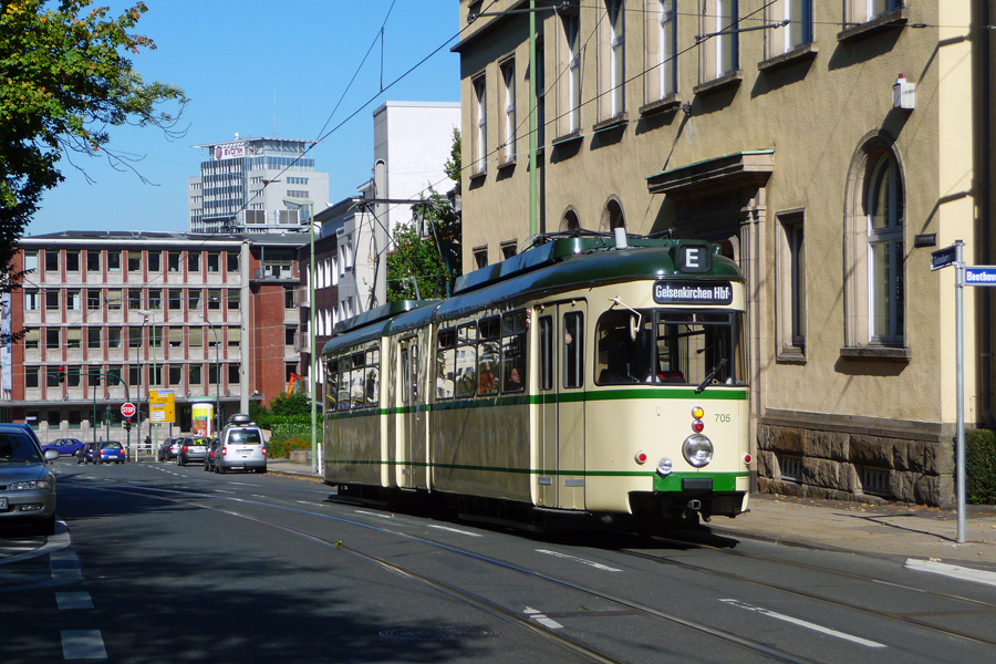 Düwag GT4 "Schüttelrutsche" 705 als Sonderfahrt in der Nähe der Kronprinzenstraße - Bahnbilder.de