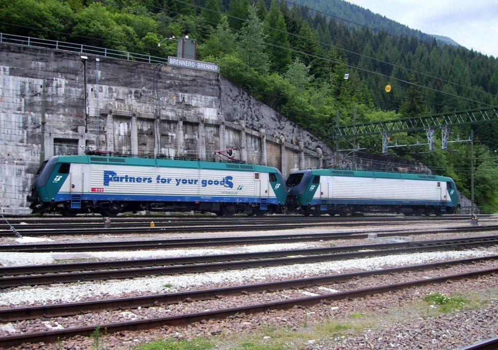 E 412 013 + E 412 006 bei einer Rangierfahrt am 06.06.2007 in Brennero ...