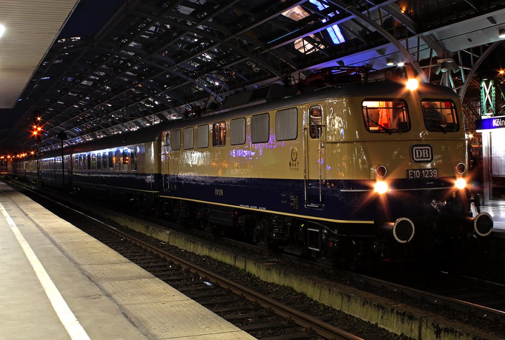 E10 1239 mit Rheingoldzug auf Gl.9 in Köln Hbf am 07.04.2012 - Bahnbilder.de
