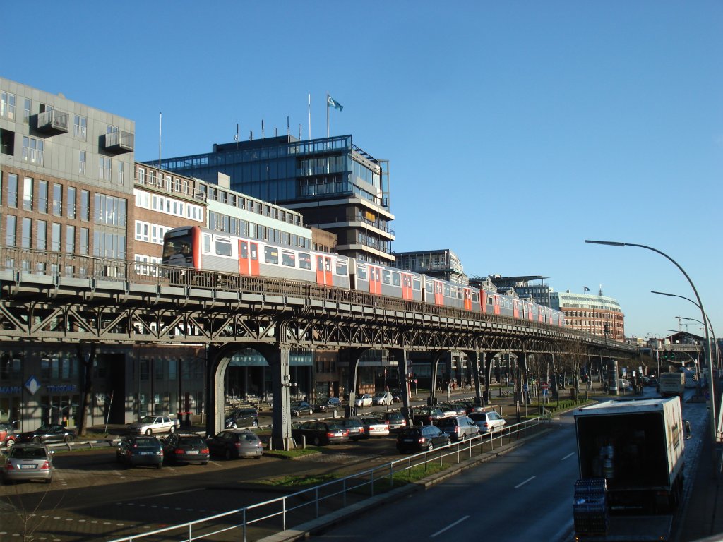 Ein 6-Wagenzug DT 3 der Hamburger Hochbahn AG auf dem Viadukt zwischen Landungbrücken und ...