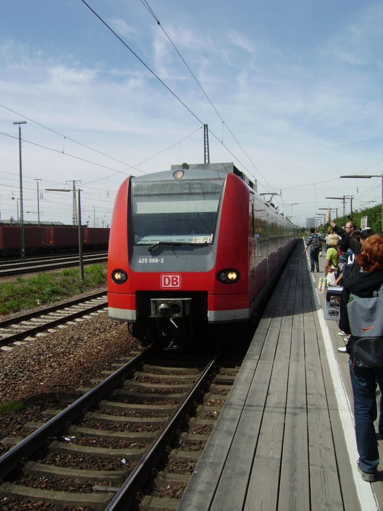 Ein BR 425 der S-Bahn Rhein Neckar in Mannheim Rangierbahnhof am 09.05.11 - Bahnbilder.de
