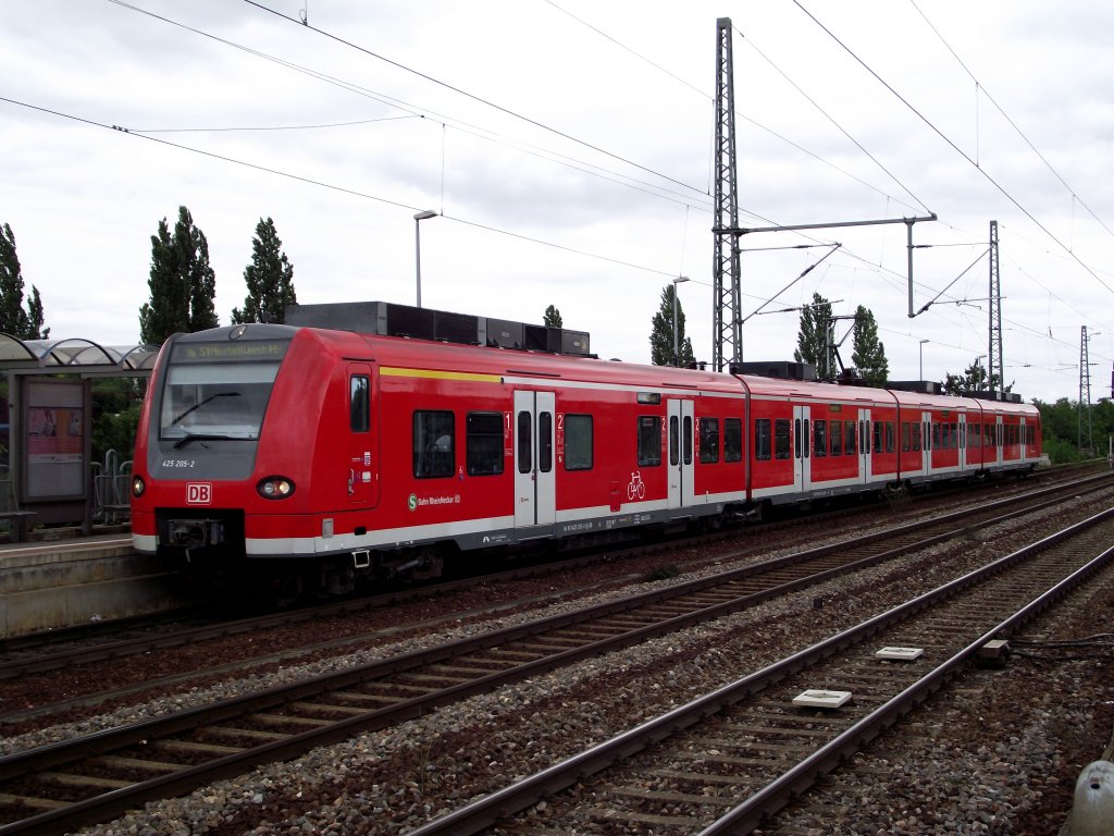 Ein BR 425 der S-Bahn Rhein Neckar mit neuen LED Lampen in Neustadt an der Weinstraße am 29.07. ...
