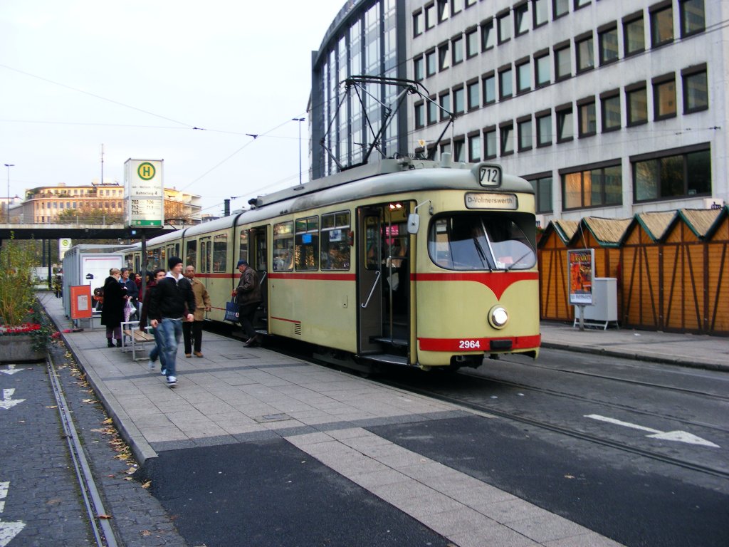 Ein DUEWAG-GT8 der Rheinbahn als Zug der Linie 712 nach Volmerswerth auf dem Jan-Wellem-Platz in ...