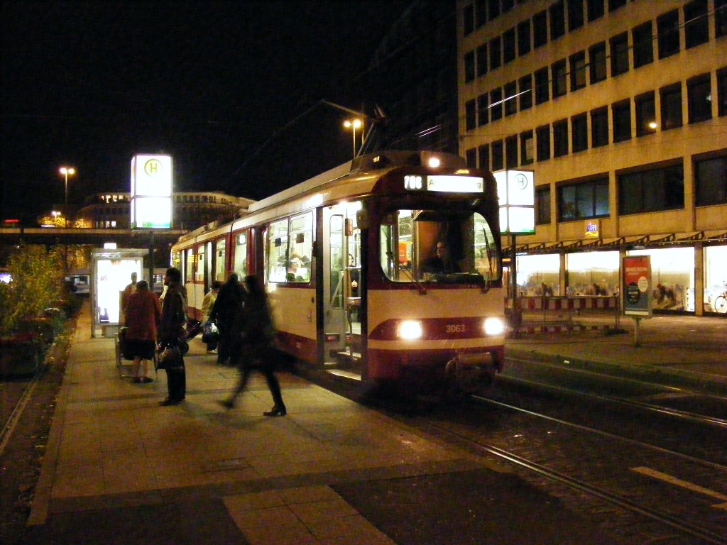 Ein DUEWAG-Stadtbahnwagen GT8S der Rheinbahn als Zug der Rundlinie 706 im westlichen Teil der ...