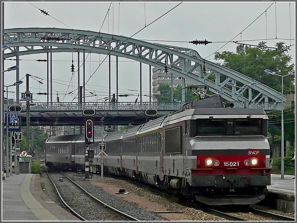 Einfahrt des IC 91 "Vauban" am 19.06.10 in den Bahnhof von Mulhouse mit der "nez cassé" BB 15021 ...