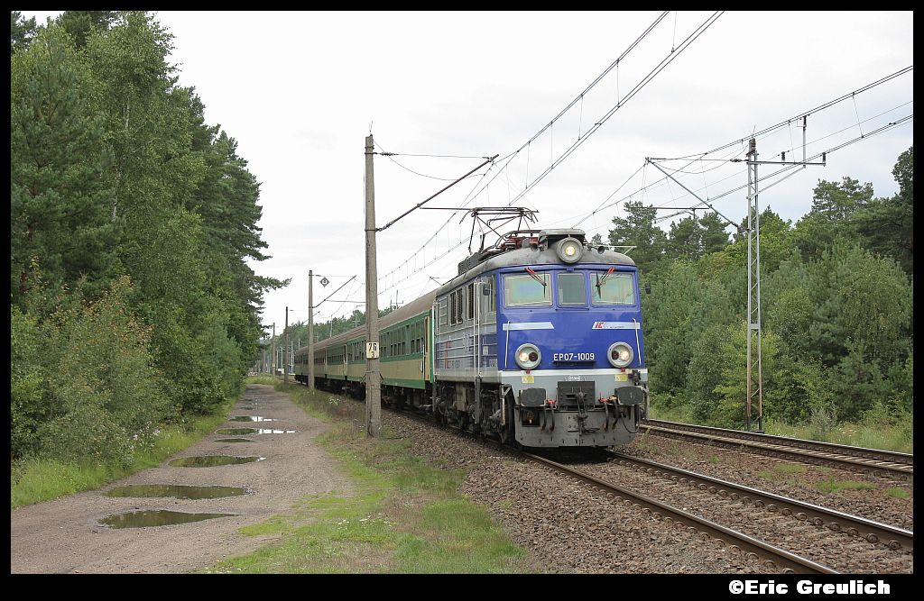 EP07 1009 am 10.08.2012 bei Ladzin. - Bahnbilder.de