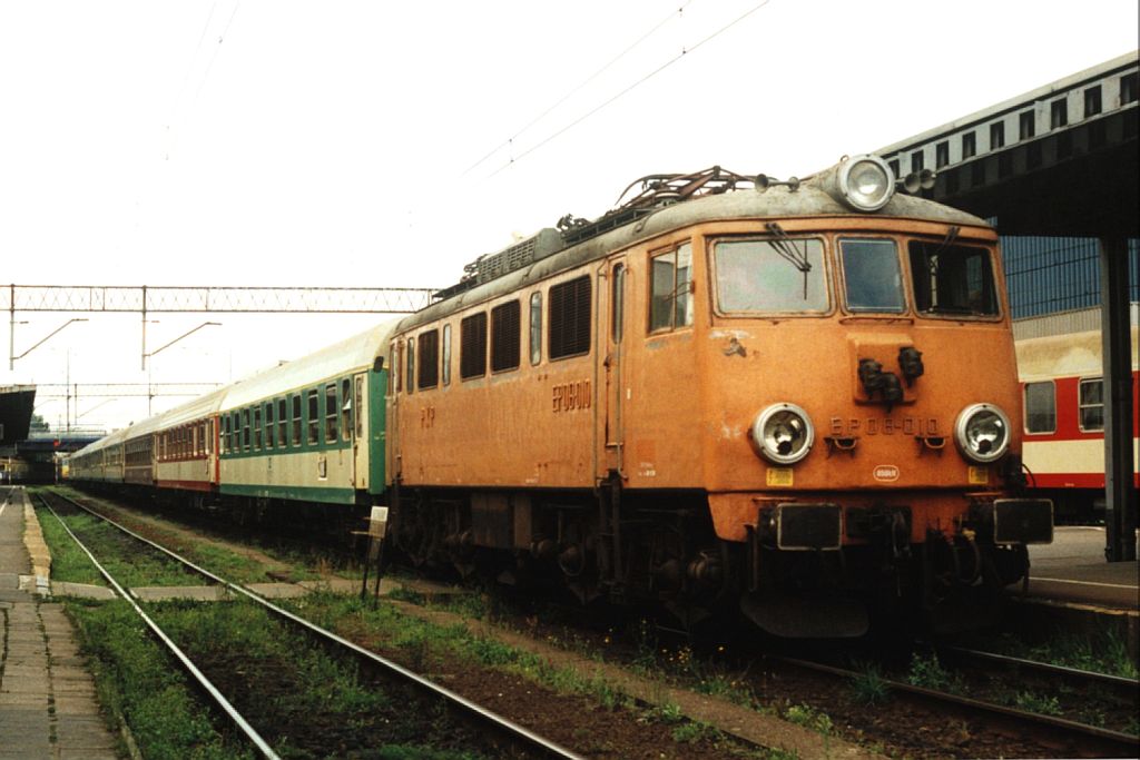 EP08-010 mit EX1813 Warszawa Wschodnia-Szczecin Glówny auf Bahnhof Poznań Glówny am 11-8-2001 ...