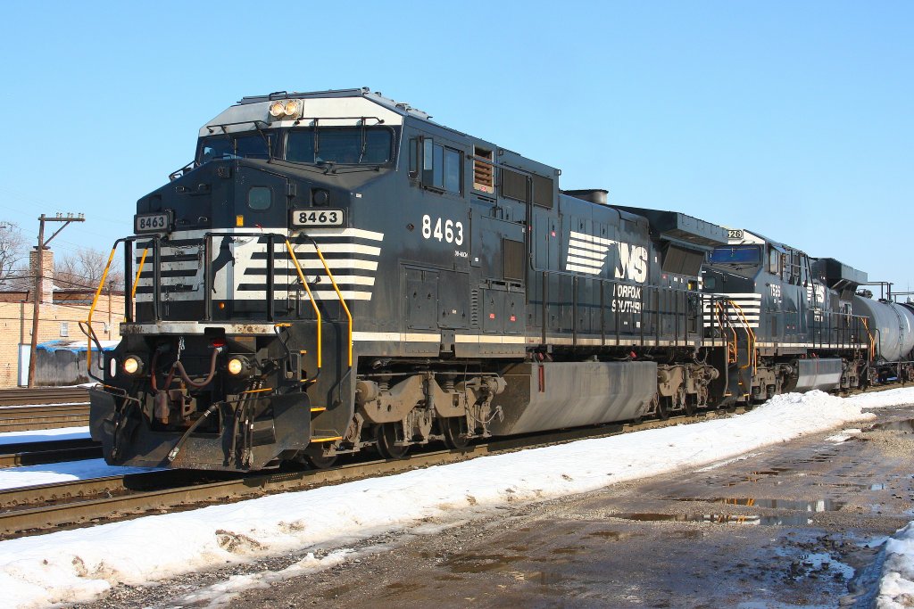 Franklin Park, Chicago: NS 8463 (GE Dash8-40CW) und NS 7526 (GE ES40DC) bringen einen langen ...