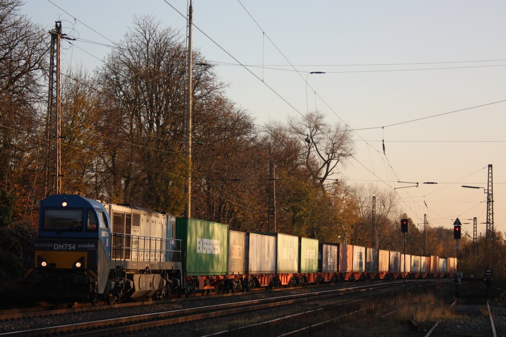 HGK DH 754 am 14.11.11 mit einem Containerzug bei der Durchfahrt durch Ratingen-Lintorf ...