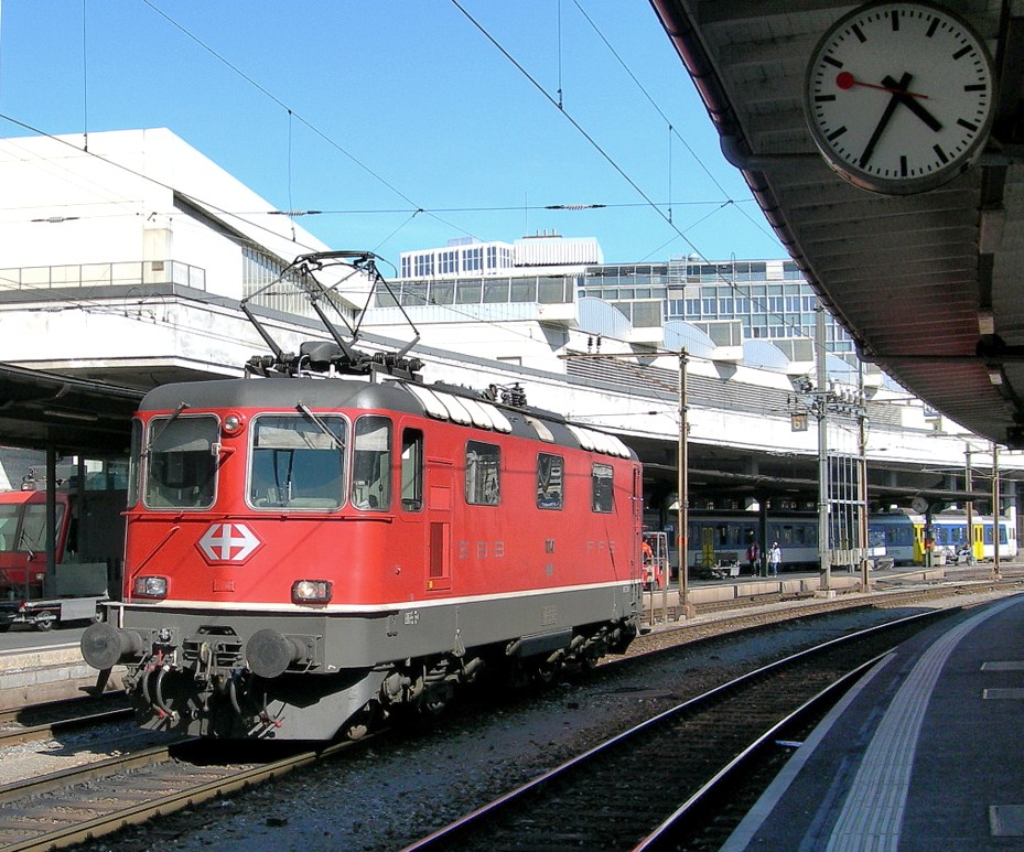 In Deutschland ein April-Scherz in der Schweiz Realität: die ex Swiss-Express Re 4/4 II 11141 ...